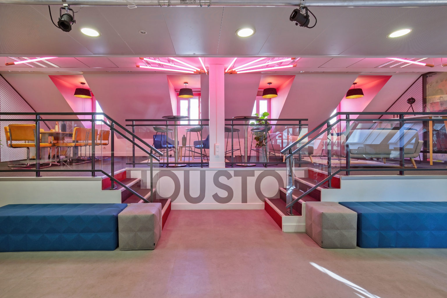 Enchanted Tools : bureaux futuristes à Paris alliant ingénierie ...